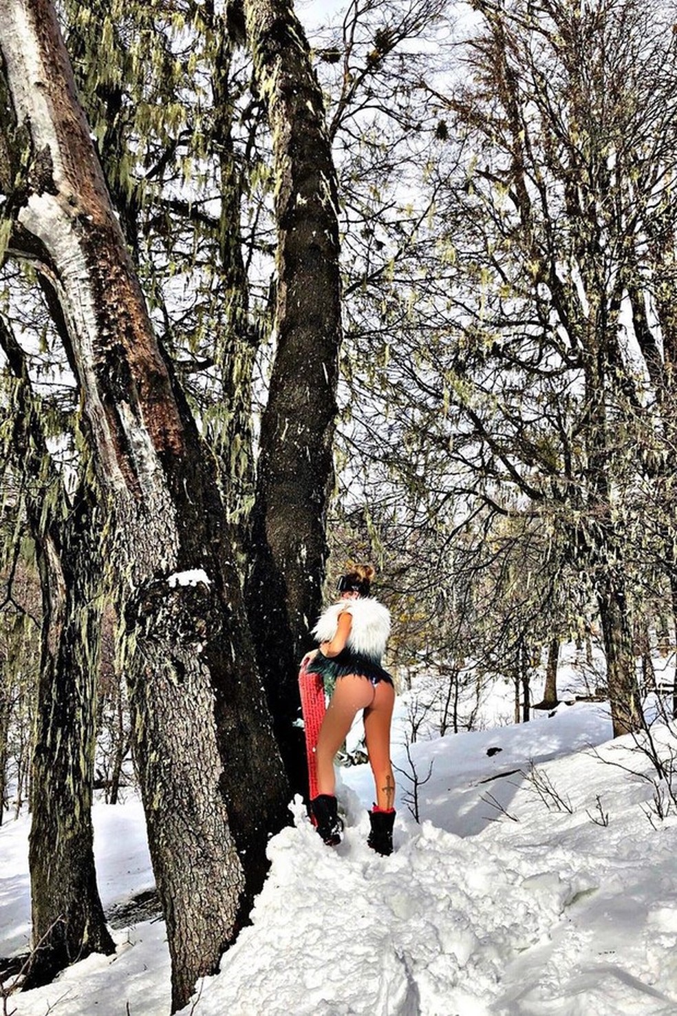 Luize Altenhofen usa look ousado na neve
