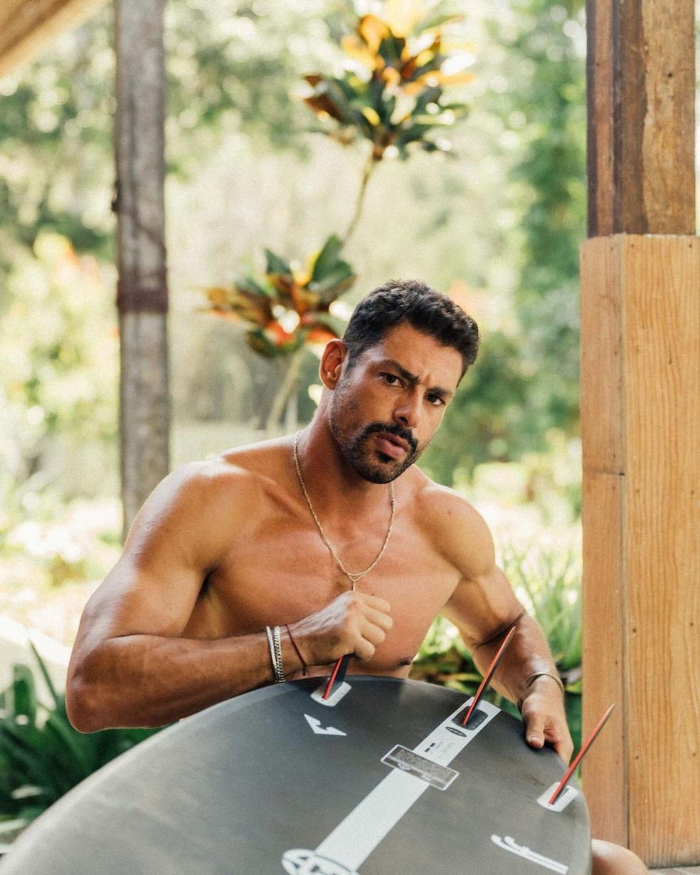 Cauã Reymond deixa fãs babando ao posar antes de surfar