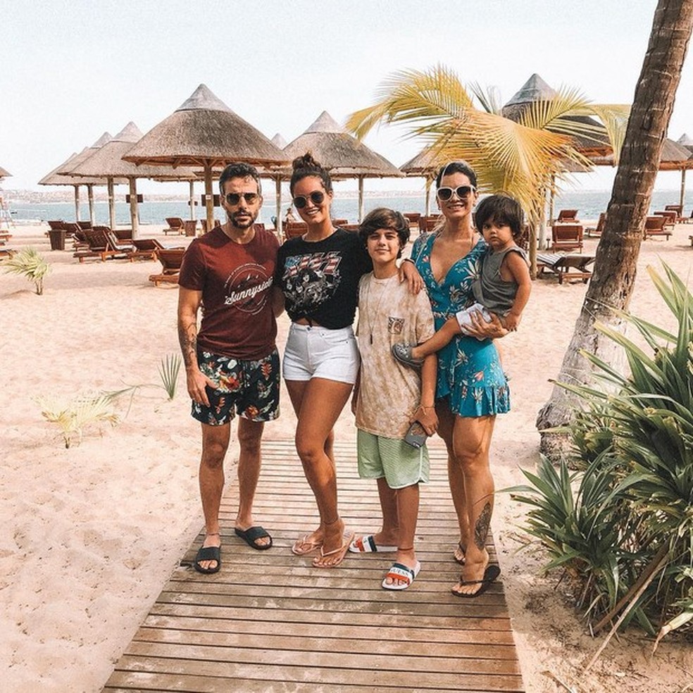 Kelly Key divide clique raro com o marido e os três filhos e comemora ...