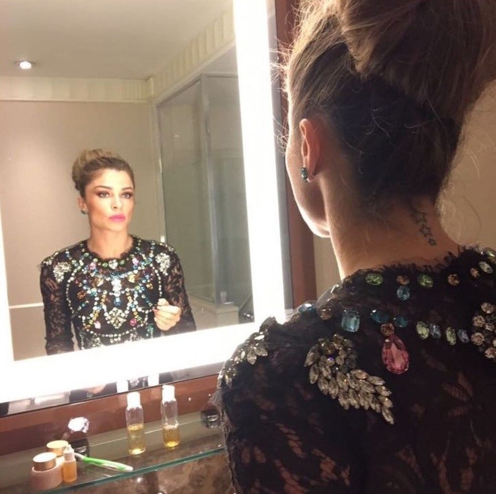 Grazi aposta em look cheio de cristais para Emmy