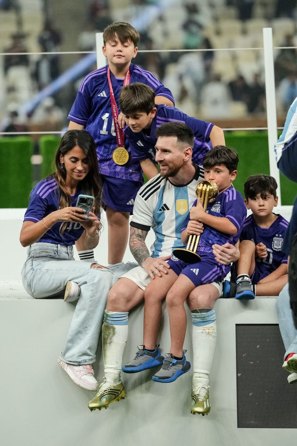 Messi celebra com a esposa Antonella e os filhos após final da Copa do ...