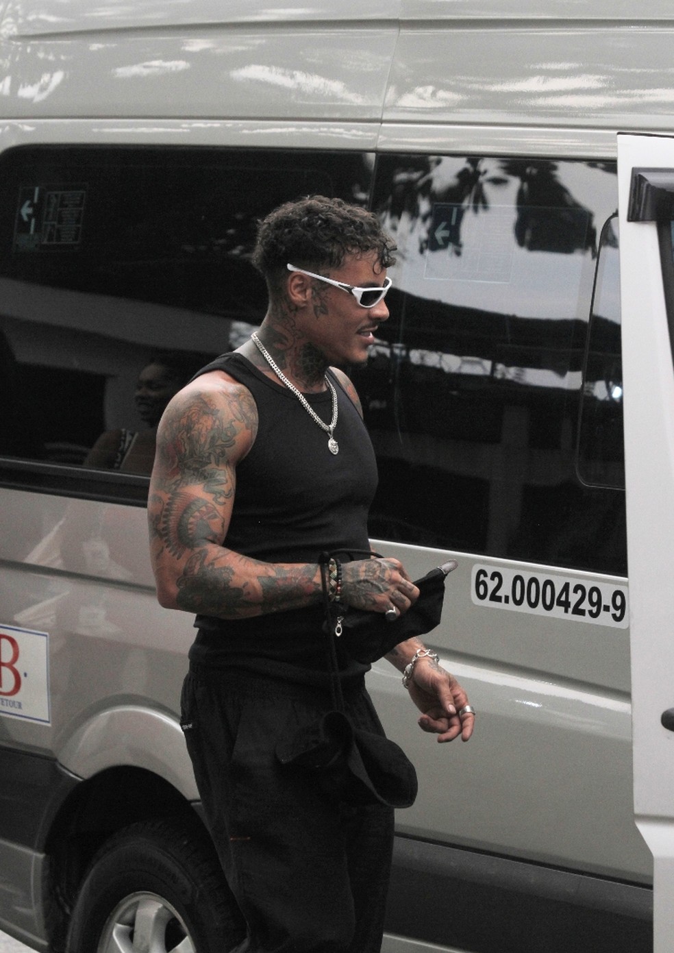 Murilo Dias esbanja simpatia em aeroporto no Rio de Janeiro