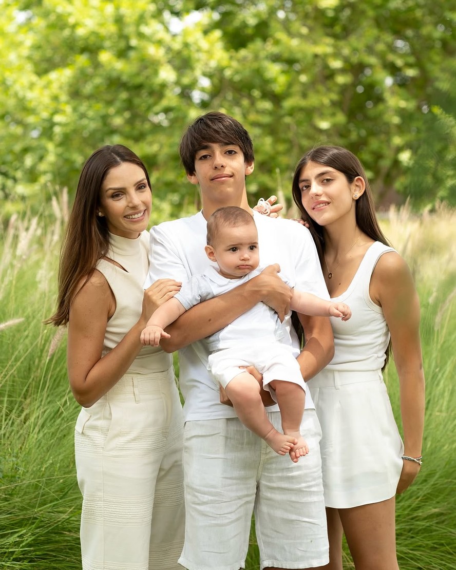 Carol Celico posta foto com os filhos e celebra momento: 'Grudada nos ...