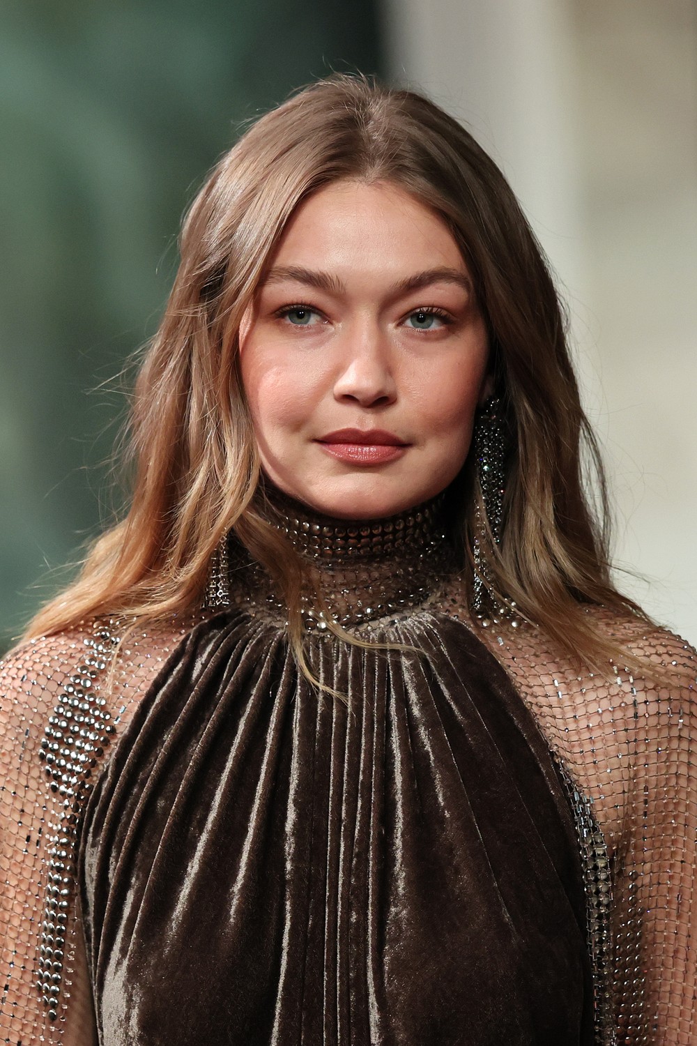 Gigi Hadid abandona mini bob preto e surge com penteado tradicional no ...