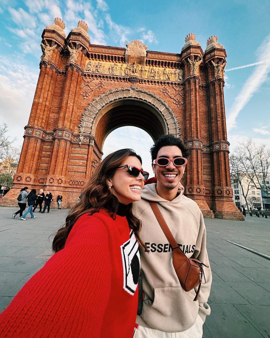 Giovanna Lancellotti abre álbum de viagem a Barcelona com Gabriel David