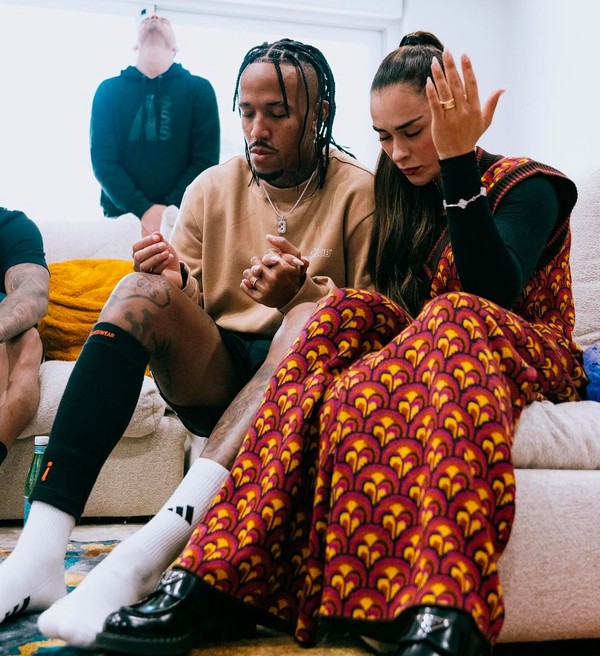 Tainá Castro exibe momento de espiritualidade com Éder Militão