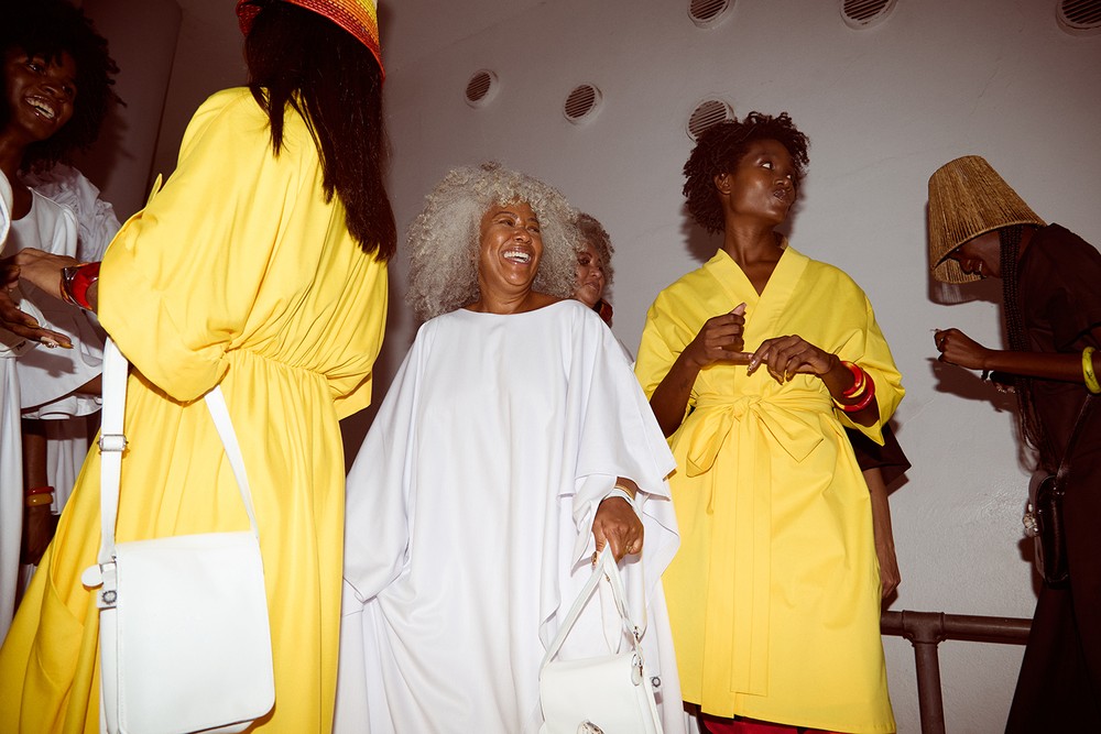 Um mergulho pelo backstage do desfile de Isaac Silva