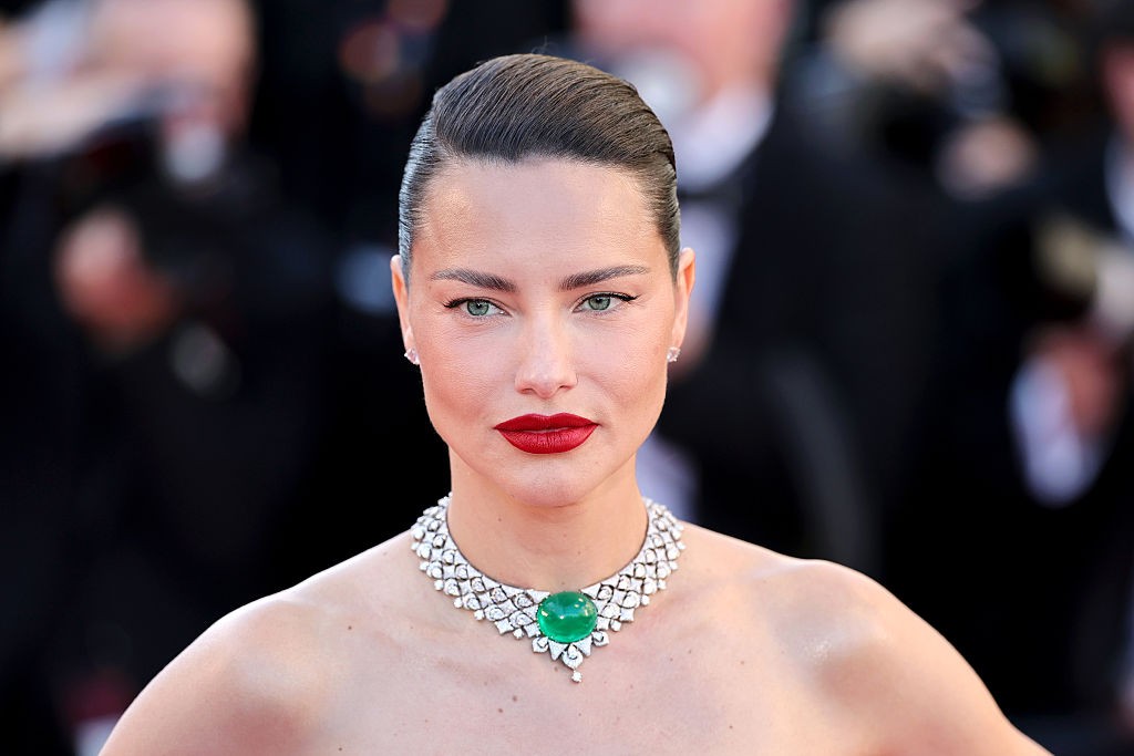 Festival de Cannes: Adriana Lima aposta em vestido sem alças para ...