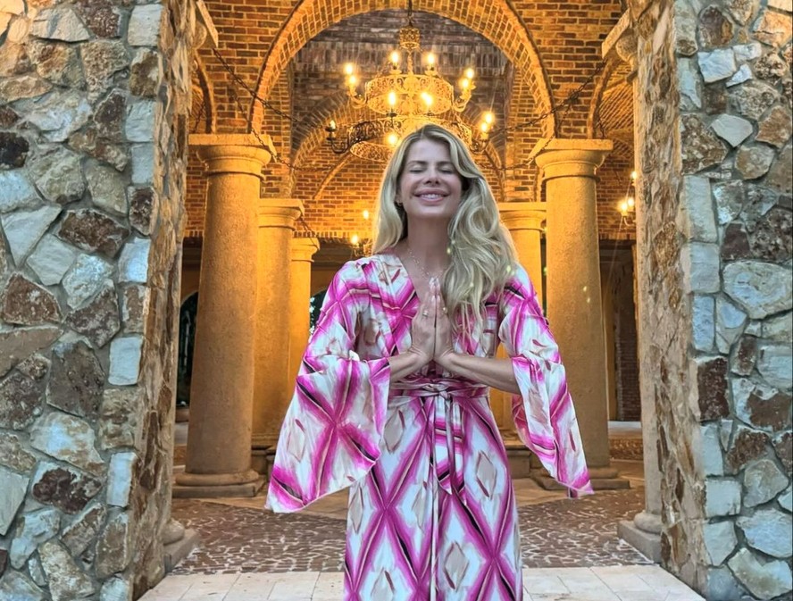 Karina Bacchi posa na Igreja Graça Church, em Orlando